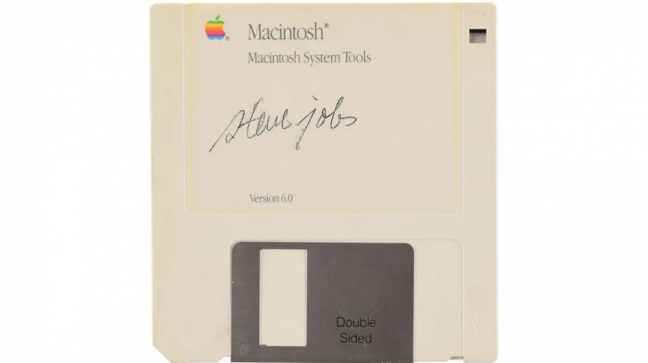 El disquete más caro: 7500 dólares por un floppy disk de la Macintosh de Apple con la firma de ...