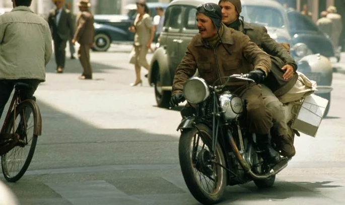 La historia de amor roto detrás del viaje en motocicleta en el que ...
